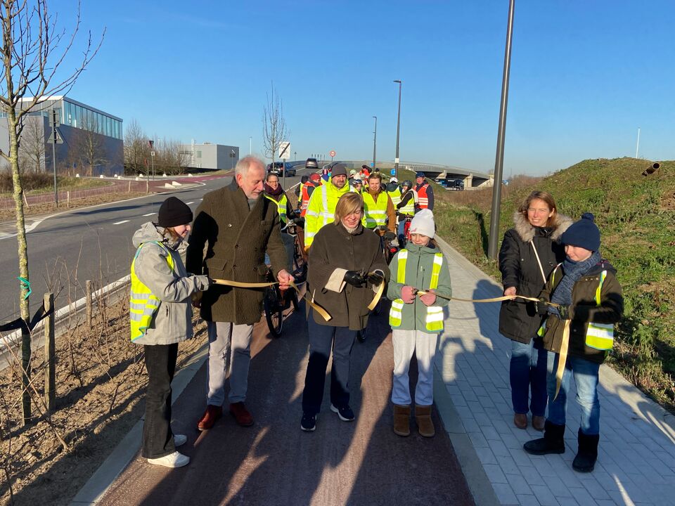 Nieuwe brug boven E313 in Wommelgem ingereden door schoolkinderen: "Het is veel veiliger nu ...