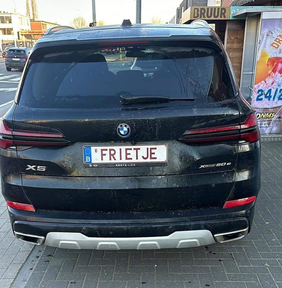 Van "FRIETJE" tot "AMEN": gepersonaliseerde nummerplaten steeds populairder | VRT NWS: nieuws