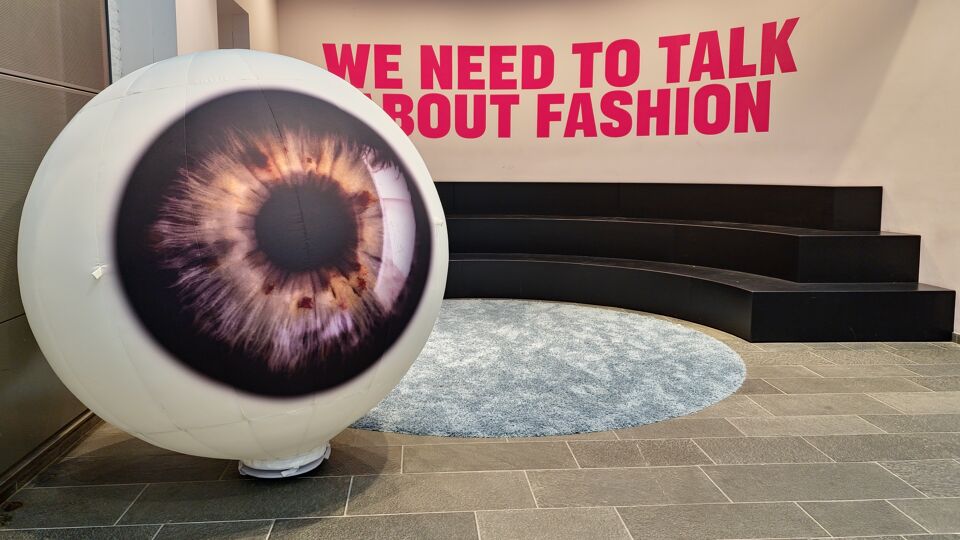 Gigantische oogbol in Modemuseum en Z33 in Hasselt vraagt aandacht voor ...