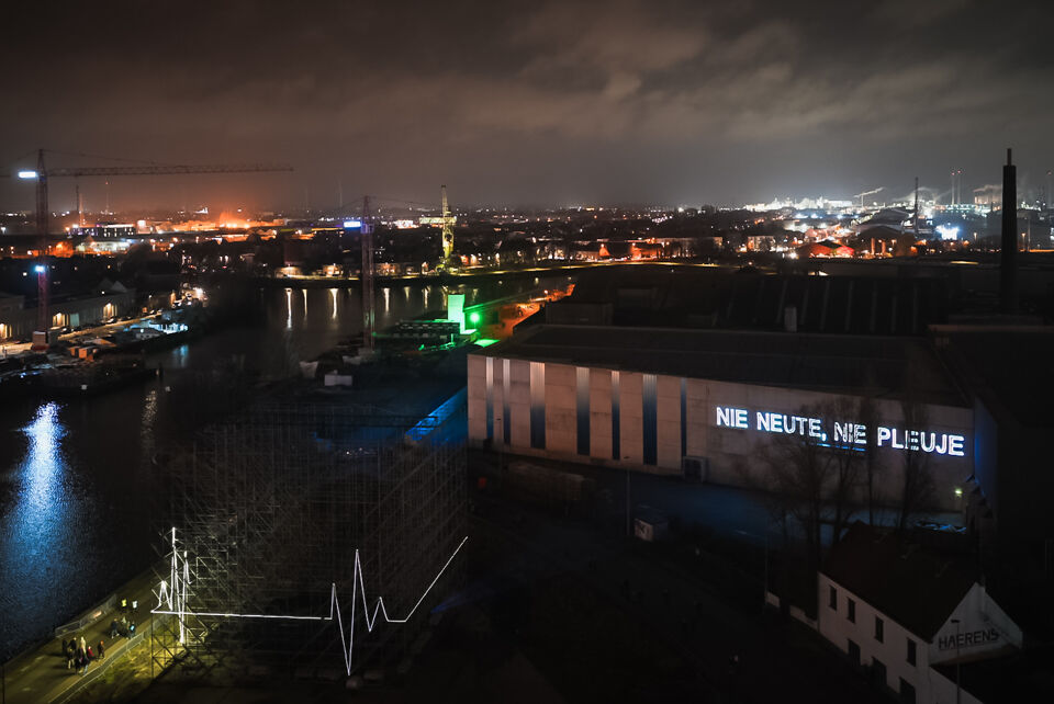 "Nie neute, nie pleuje" vervangt kapotte rode bol op Lichtfestival in ...