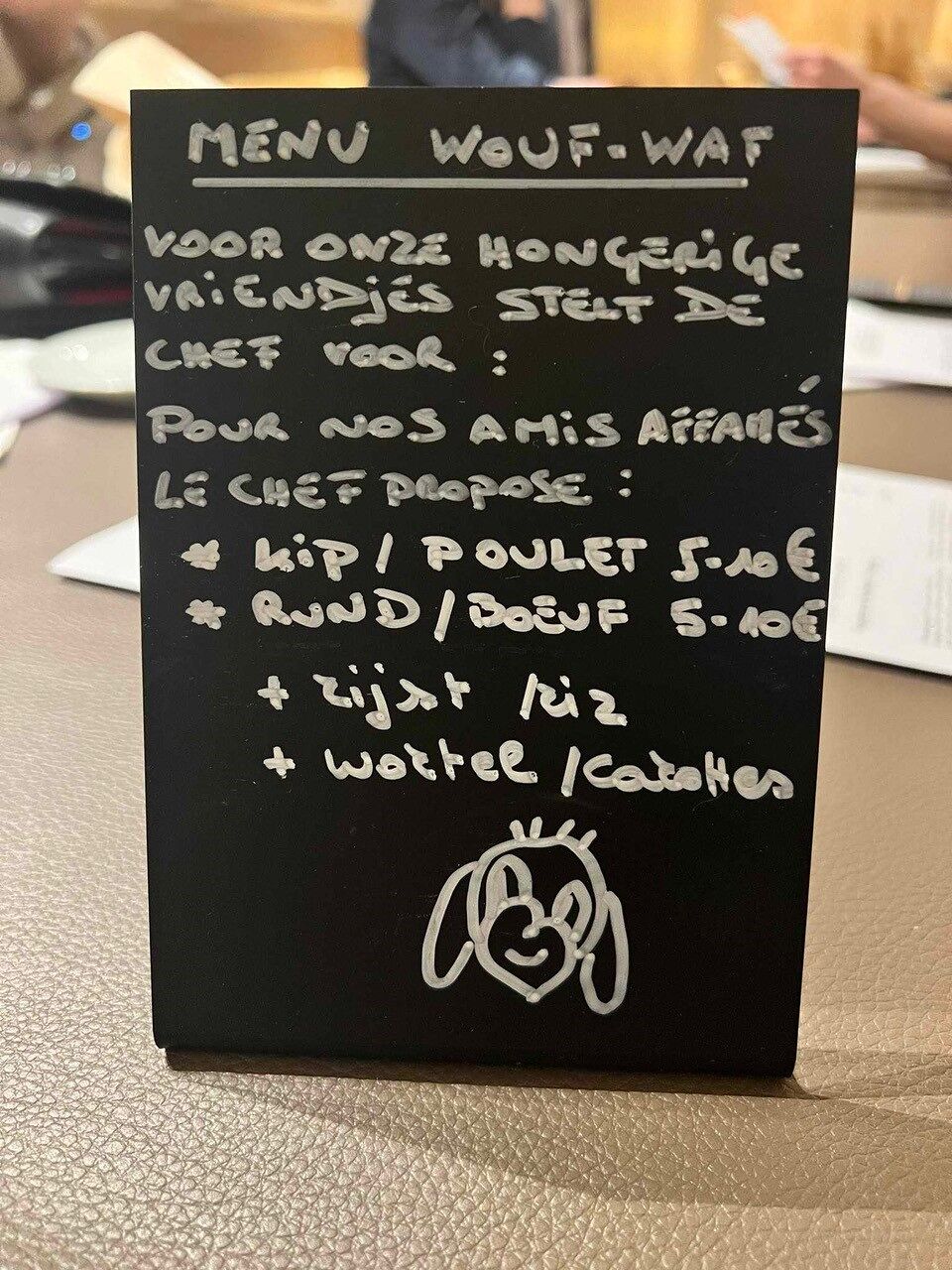 Speciaal menu voor honden in restaurant in Knokke-Heist: "Klanten ...