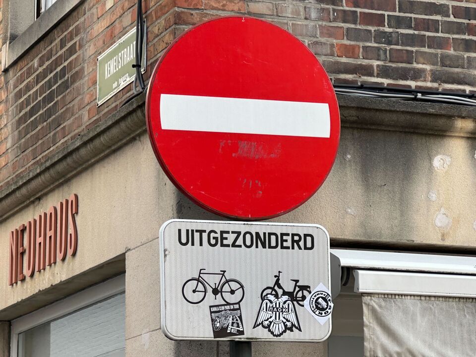 Griekse fans richten schade aan in Brugse binnenstad en aan stadion ...