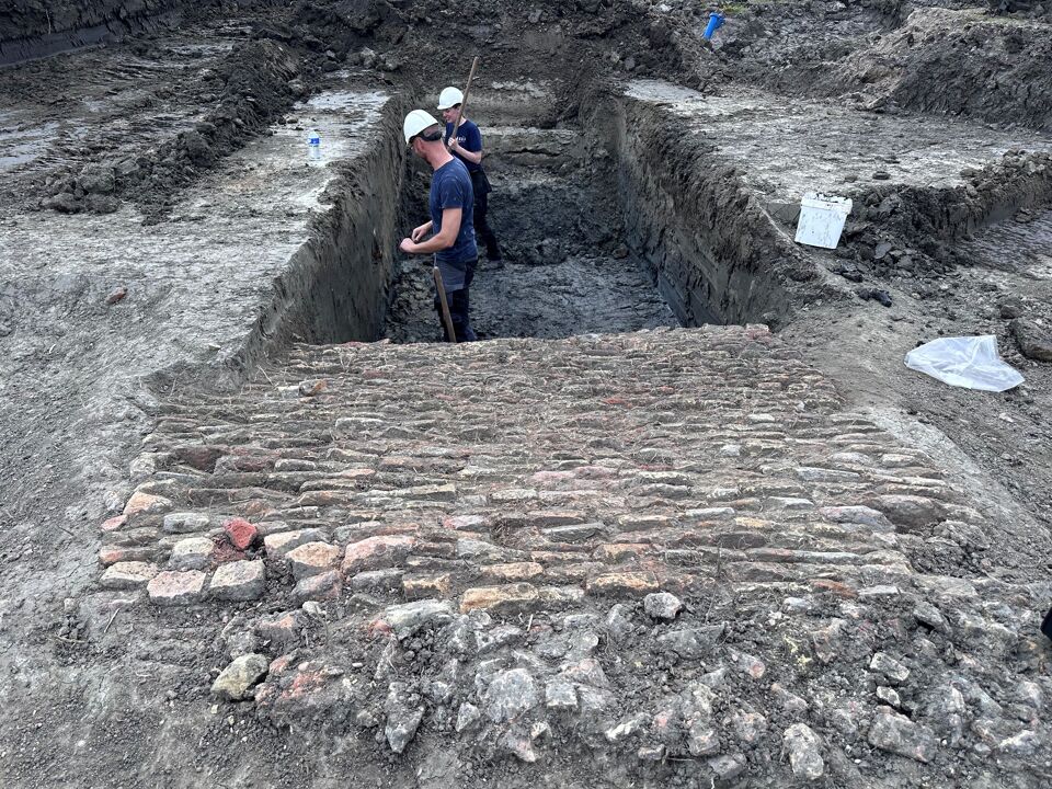 Resten van 3 middeleeuwse woningen gevonden bij opgravingen aan Atlantikwall Raversyde in ...