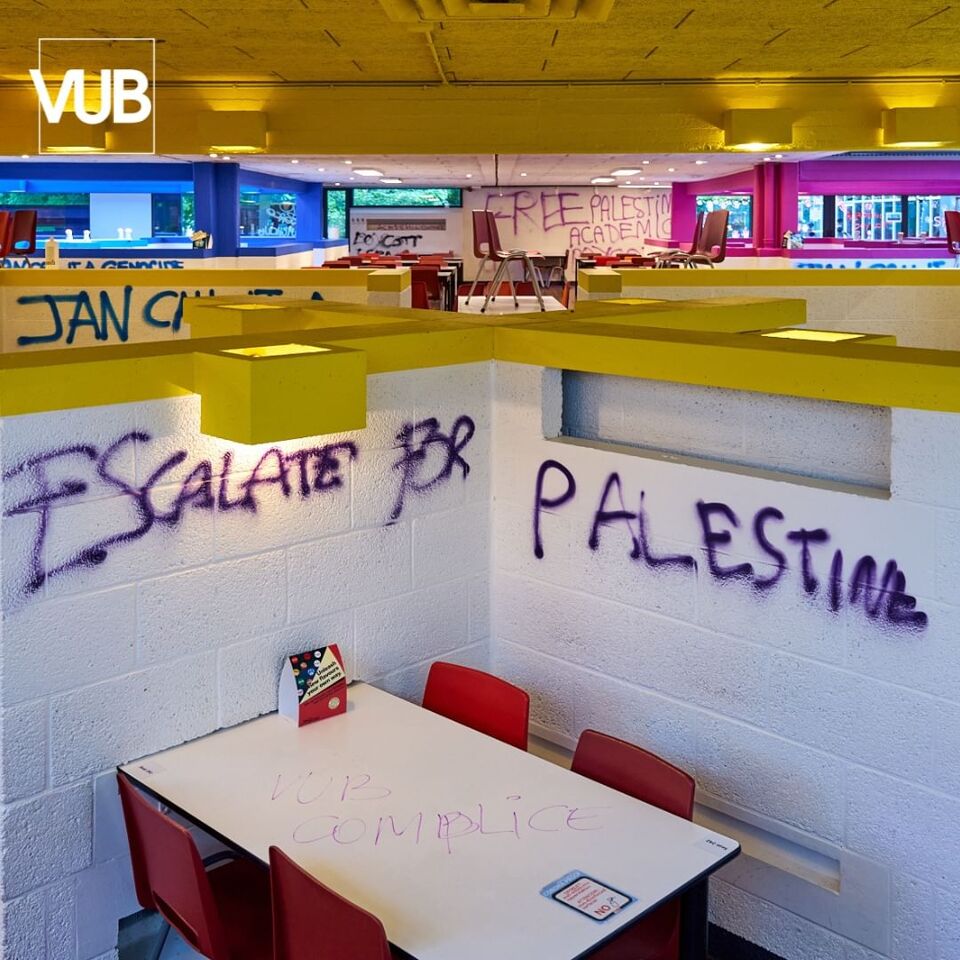 Inbrekers bekladden VUB-restaurant met pro-Palestijnse slogans ...