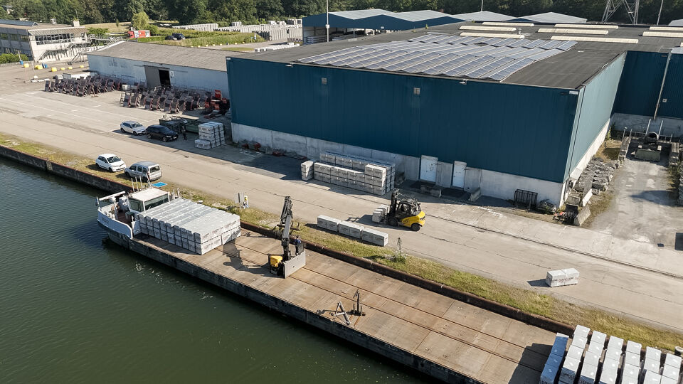 Ebema uit Zutendaal levert straatstenen aan Brussel, maar schip kan ...