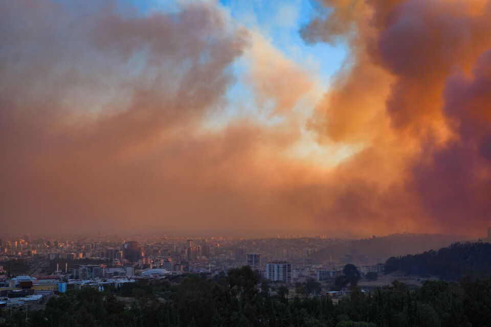 Dikke rook hangt boven Izmir: bosbranden in Turkije bereiken woonwijken ...