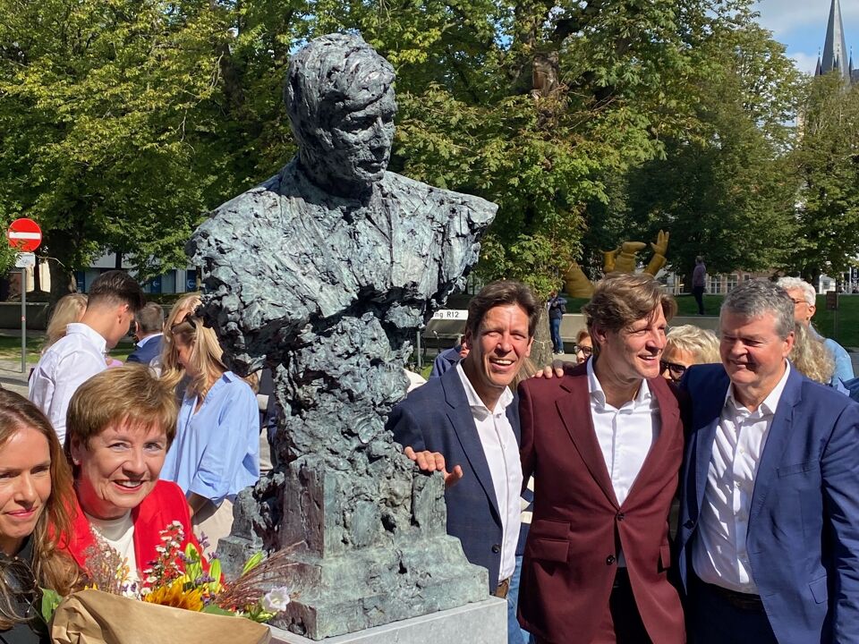 Standbeeld Louis Neefs ingehuldigd aan Mechelse Sint-Romboutstoren ...