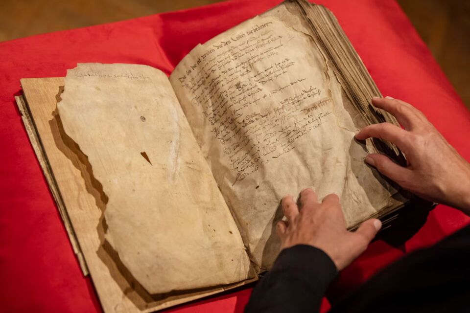 "Oudste boek van Antwerpen" uit 12e eeuw krijgt nieuwe thuis in ...