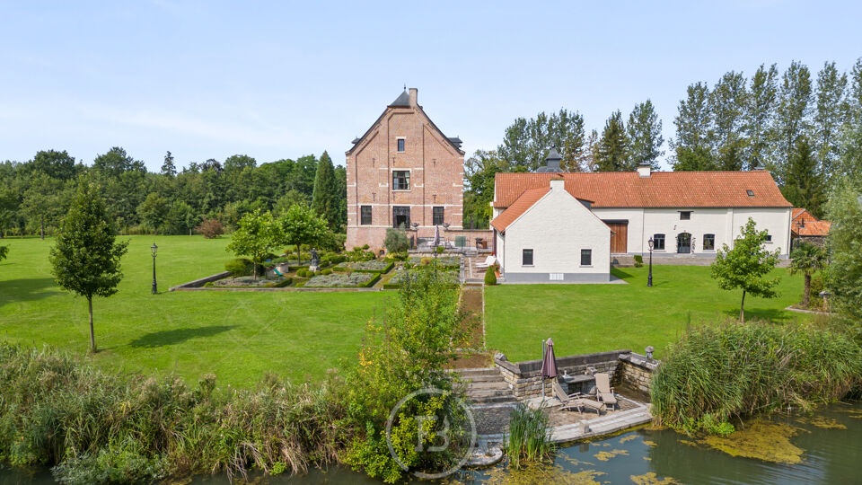 Kasteel van Binderveld in Nieuwerkerken staat te koop | VRT NWS: nieuws