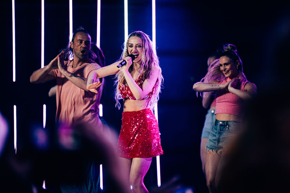 Zomerhit - Guusje en Bazart - Blijf nog even hier | VRT MAX