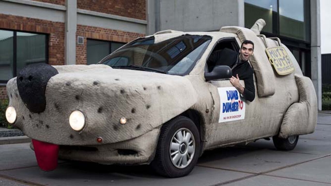 Slimste mens ter wereld stapt in domste auto ter wereld | VRT NWS: nieuws