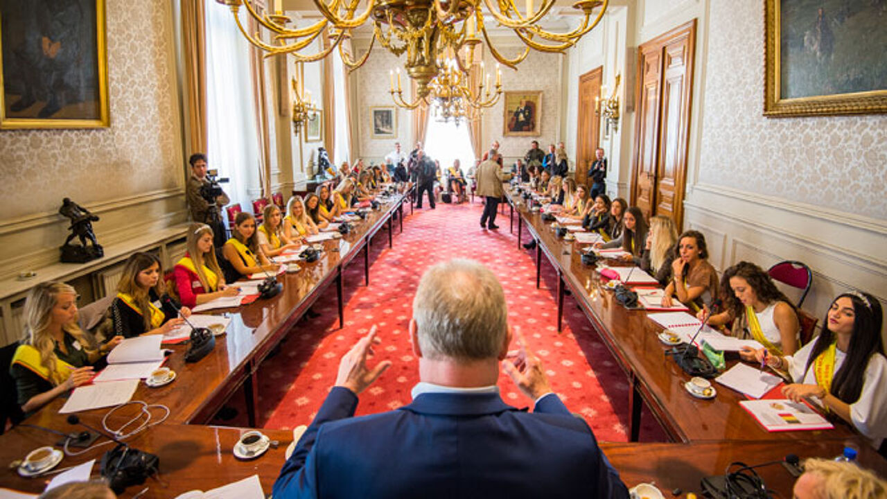 Kandidates Miss België krijgen les van Pol Van Den Driessche | VRT NWS ...