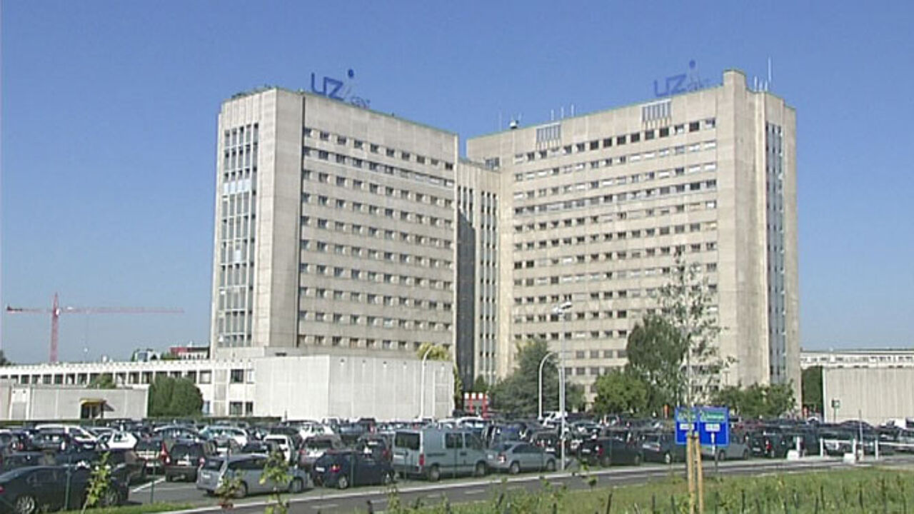 L’hôpital universitaire de Gand réalise une autogreffe robotisée | VRT ...