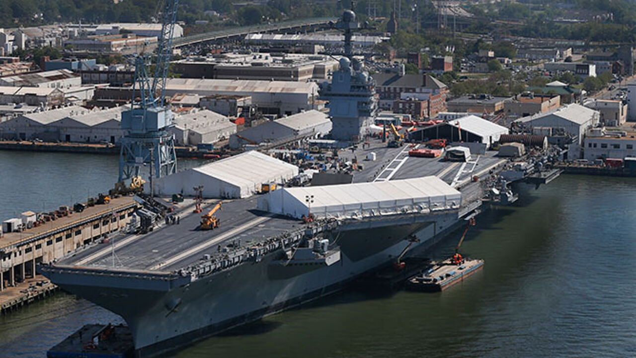 Grootste vliegdekschip ooit ingewijd door Trump | VRT NWS: nieuws
