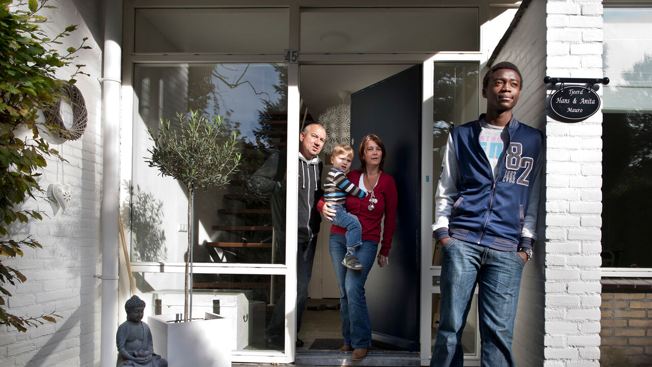 Pleegouders krijgen zorgvergoeding tot pleegkind 25 jaar is | VRT NWS ...