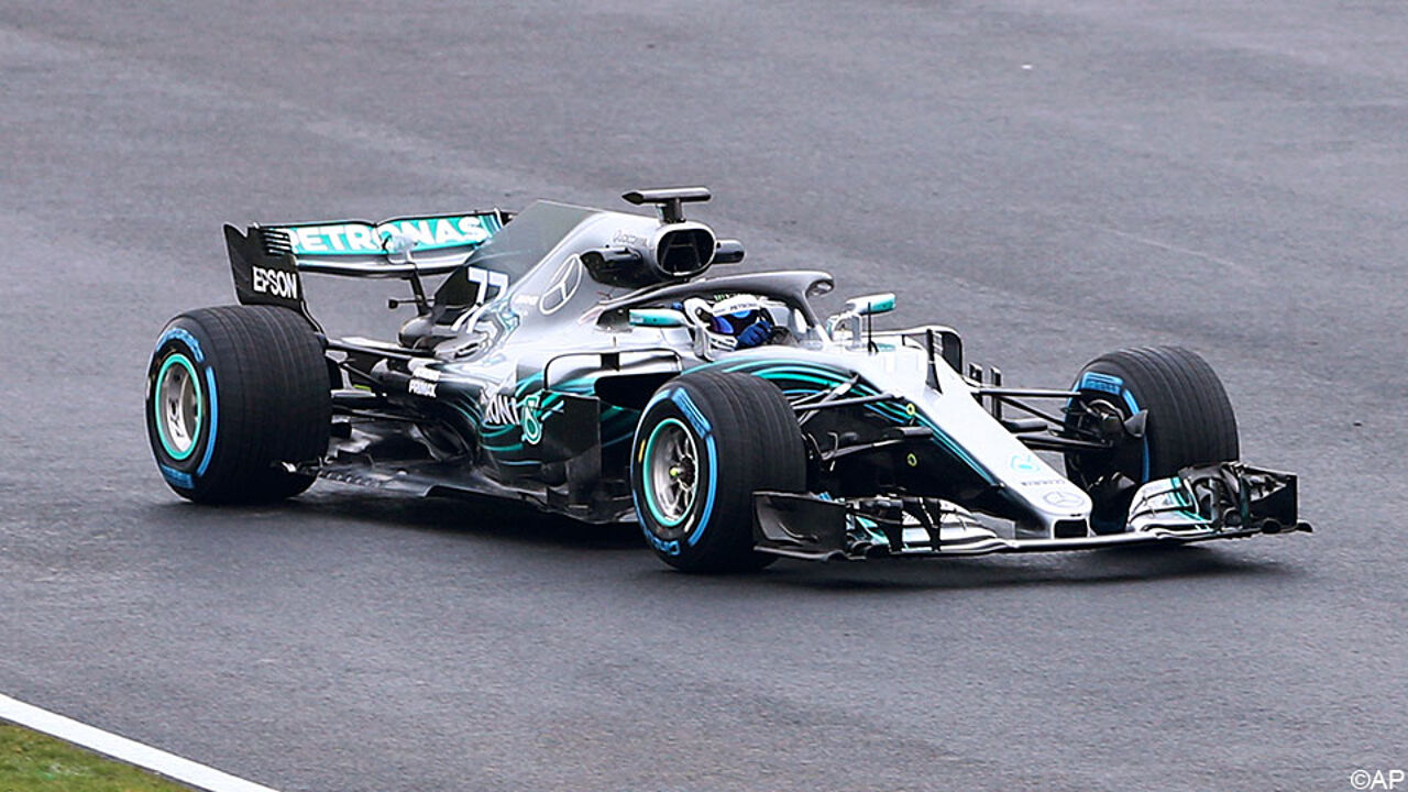 VIDEO: Mercedes stelt zijn verbeterde "diva" W09 voor | sporza