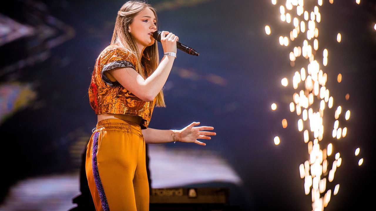 La chanteuse Blanche remporte le Mia du hit de l'année | VRT NWS: le ...