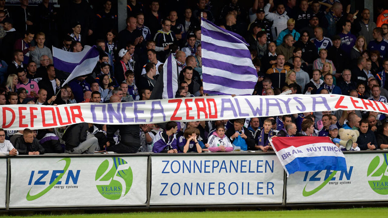 Anderlecht-fans ontrollen spandoek tegen Defour | sporza