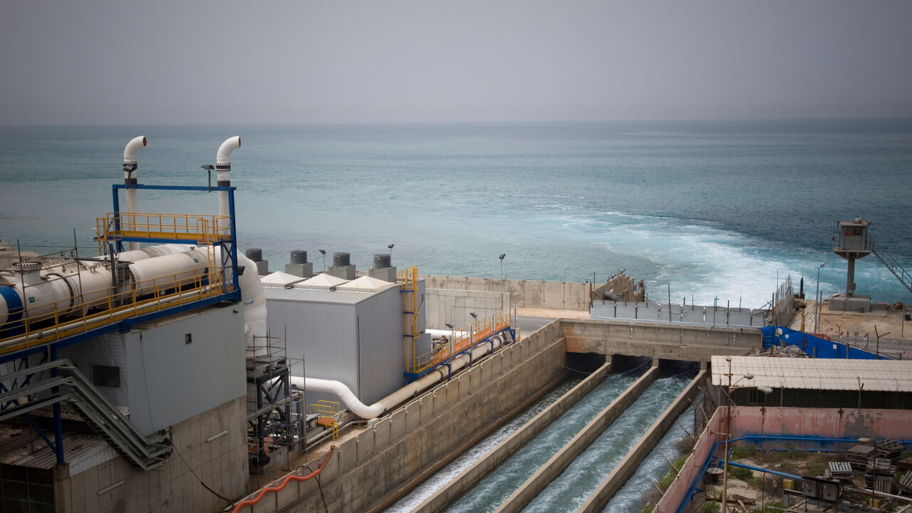 Onderzoekers vinden manier om ontzilting van zeewater efficiënter en ...