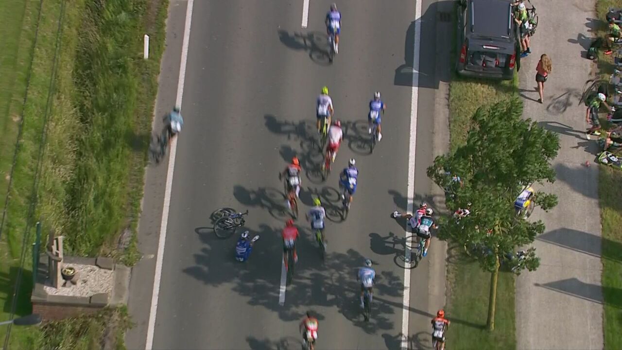 De Bondt profiteert van crash in slotkilometer in Halle-Ingooigem ...