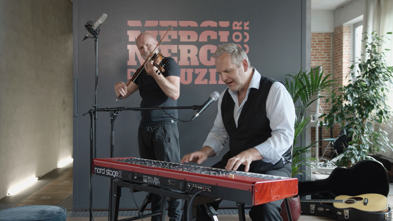 Kommil Foo blijft Lage Landenlijst aanvoeren met 'Ruimtevaarder' | VRT ...