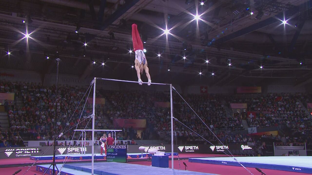 Mikulak imponeert ook aan de rekstok: "Wauw! Wat enkel dagen verschil ...