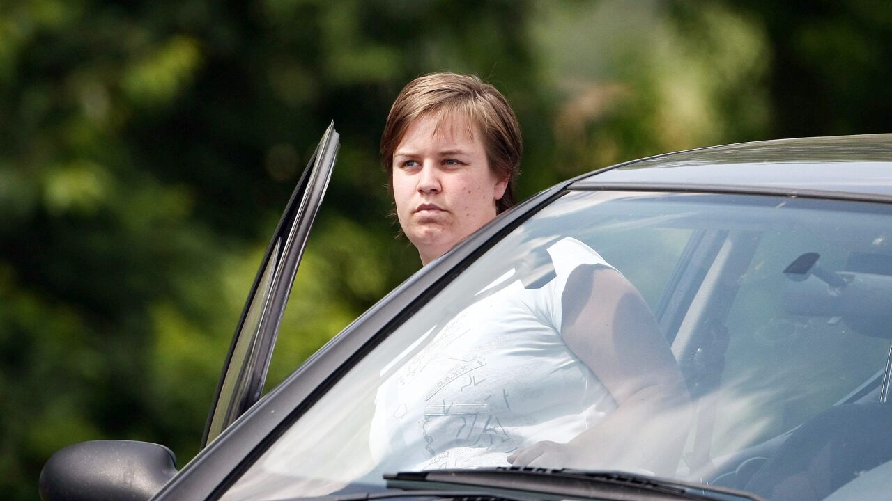 16 jaar na parachutemoord: Els Clottemans vrijgelaten onder ...