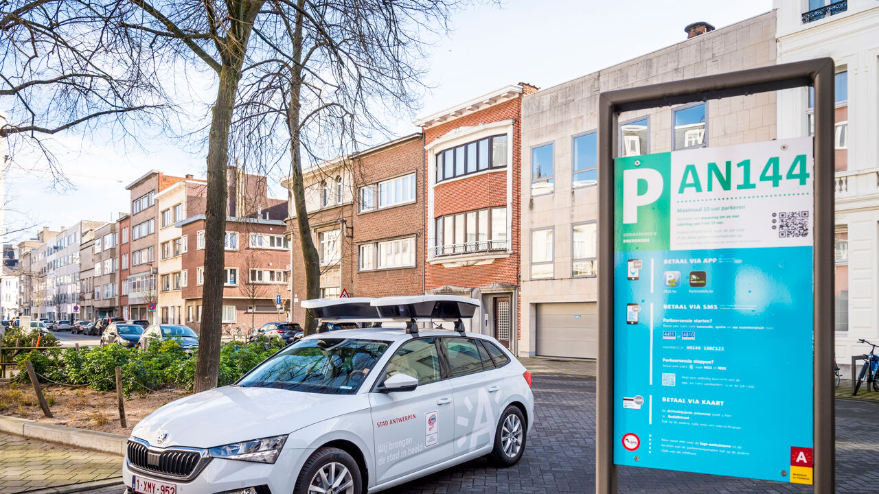 "Ik kreeg een parkeerboete terwijl ik nog naar parkeerautomaat stapte ...