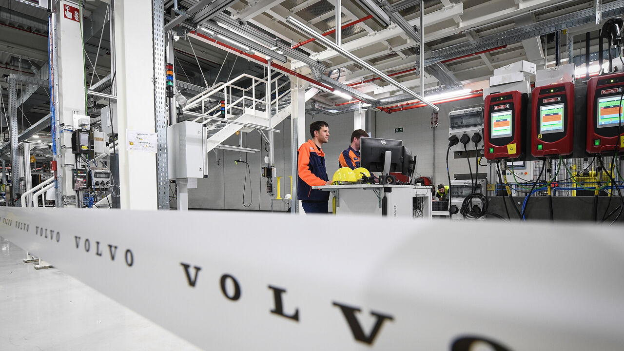 Volvo Car Gent moet productie opnieuw stilleggen door chiptekort | VRT ...
