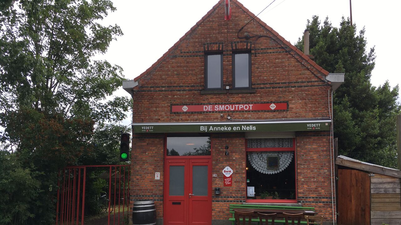 Café De Smoutpot in Zwijndrecht gebruikt verkeerslicht om duidelijk te ...