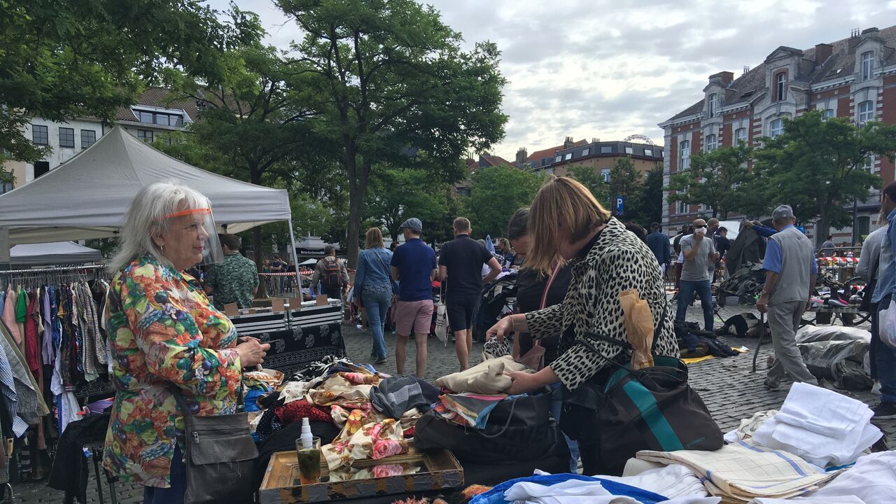 Vlooienmarkt op Vossenplein in Marollen opnieuw open, bezoekers zijn ...