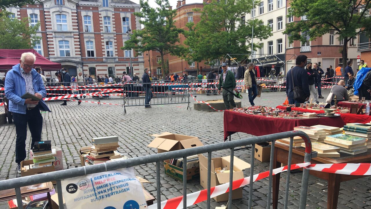 Vlooienmarkt op Vossenplein in Marollen opnieuw open, bezoekers zijn ...
