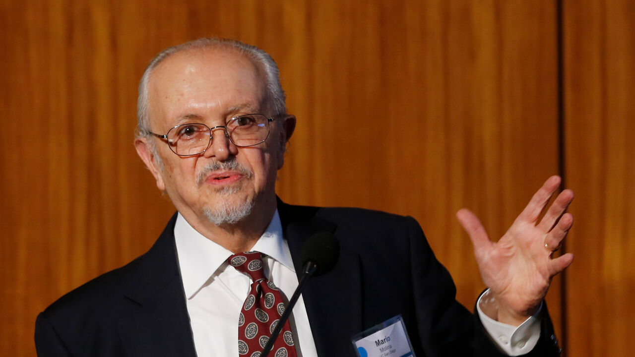 Mario Molina, de Nobelprijswinnaar die het gat in de ozonlaag ...