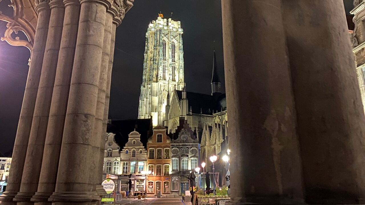 Mechelen verlicht Sint-Romboutstoren als teken van hoop | VRT NWS: nieuws