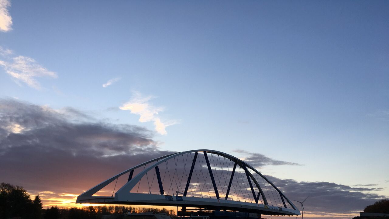 Un nouveau pont en arc de 1.000 tonnes d'acier, installé sur le canal ...