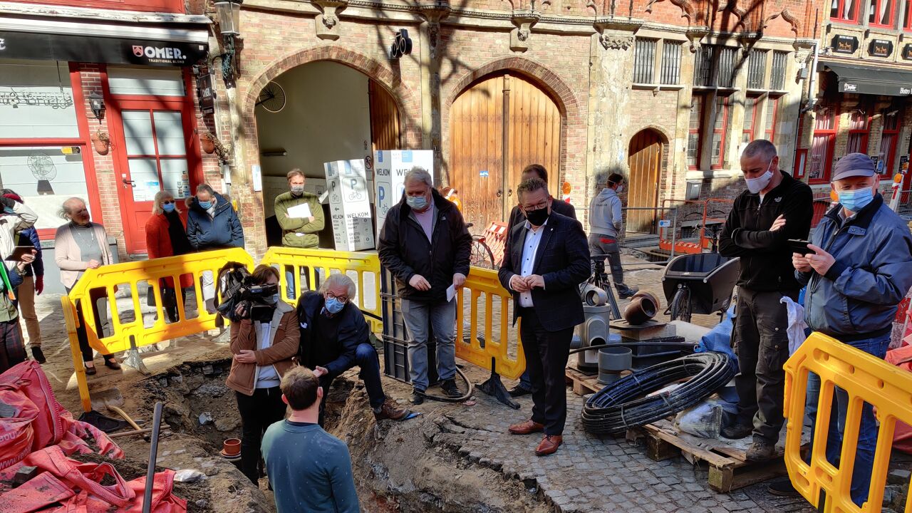 Uitzonderlijke archeologische vondst in Brugge: "Kapel mét skelet erin en stenen muur uit ...