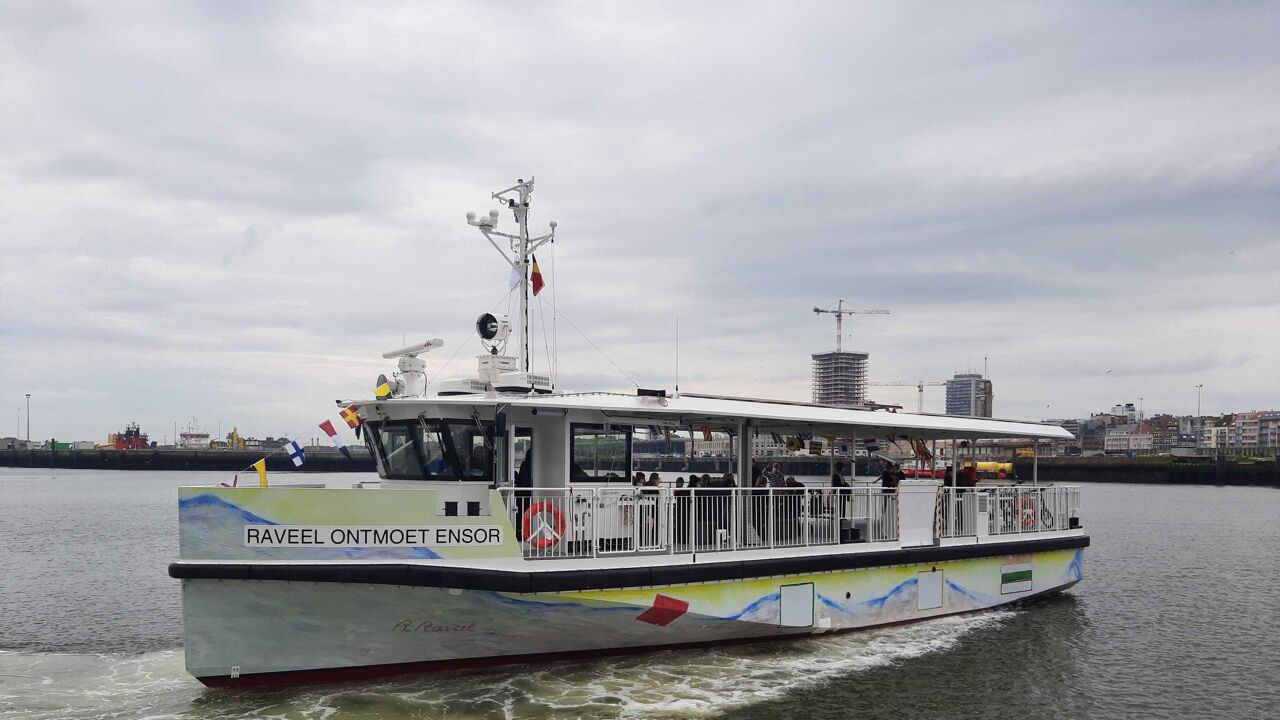 Weduwe van kunstenaar Roger Raveel is blij met elektrische overzetboot ...