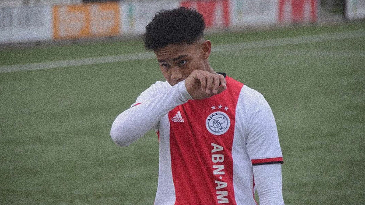 16-jarig Ajax-talent Noah Gesser komt om het leven bij verkeersongeluk ...