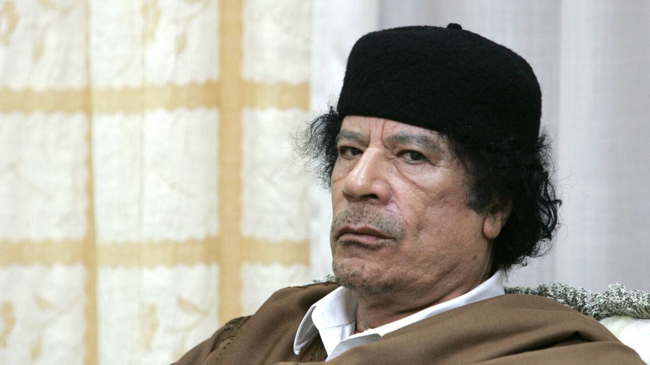 Tien jaar na zijn dood waart de geest van Moe'ammar Khaddafi nog altijd ...