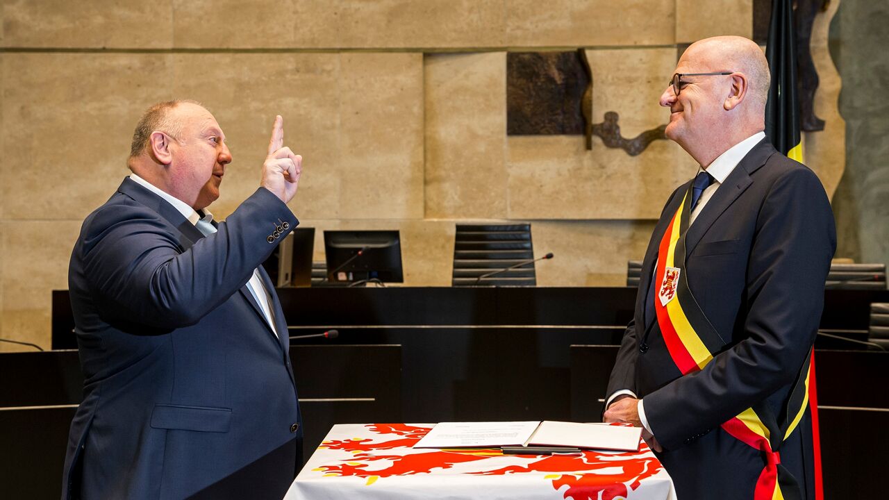 Jo Feytons legt eed af als nieuwe burgemeester Borgloon | VRT NWS: nieuws
