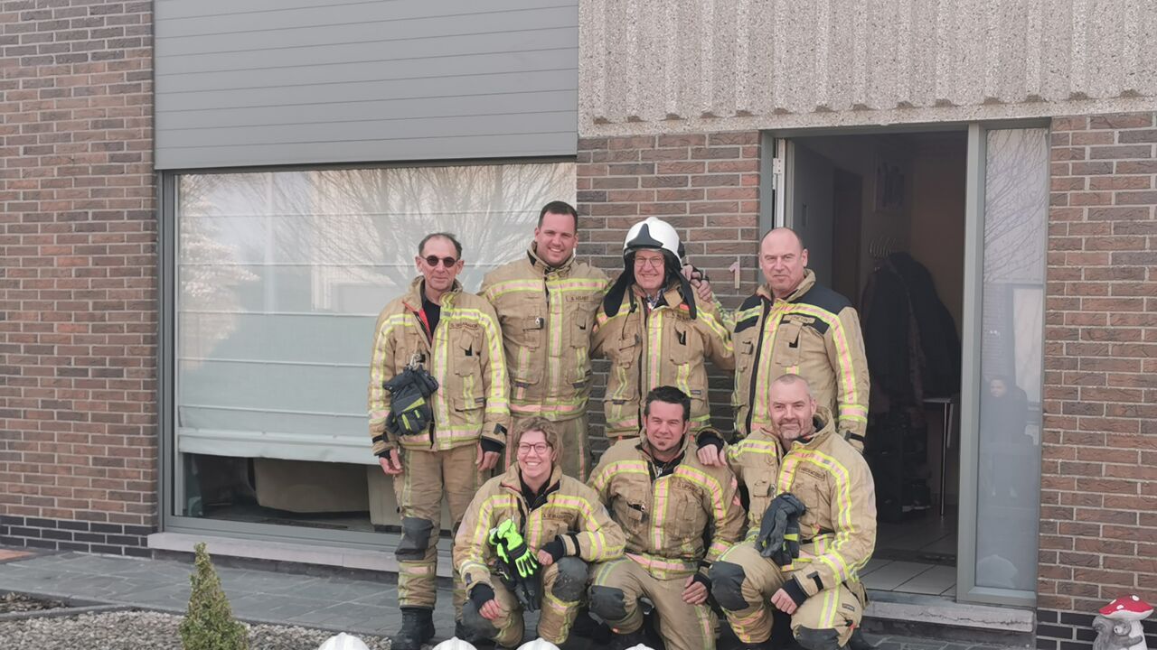 Brandweer Diksmuide huldigt oudste brandweerman van België | VRT NWS ...