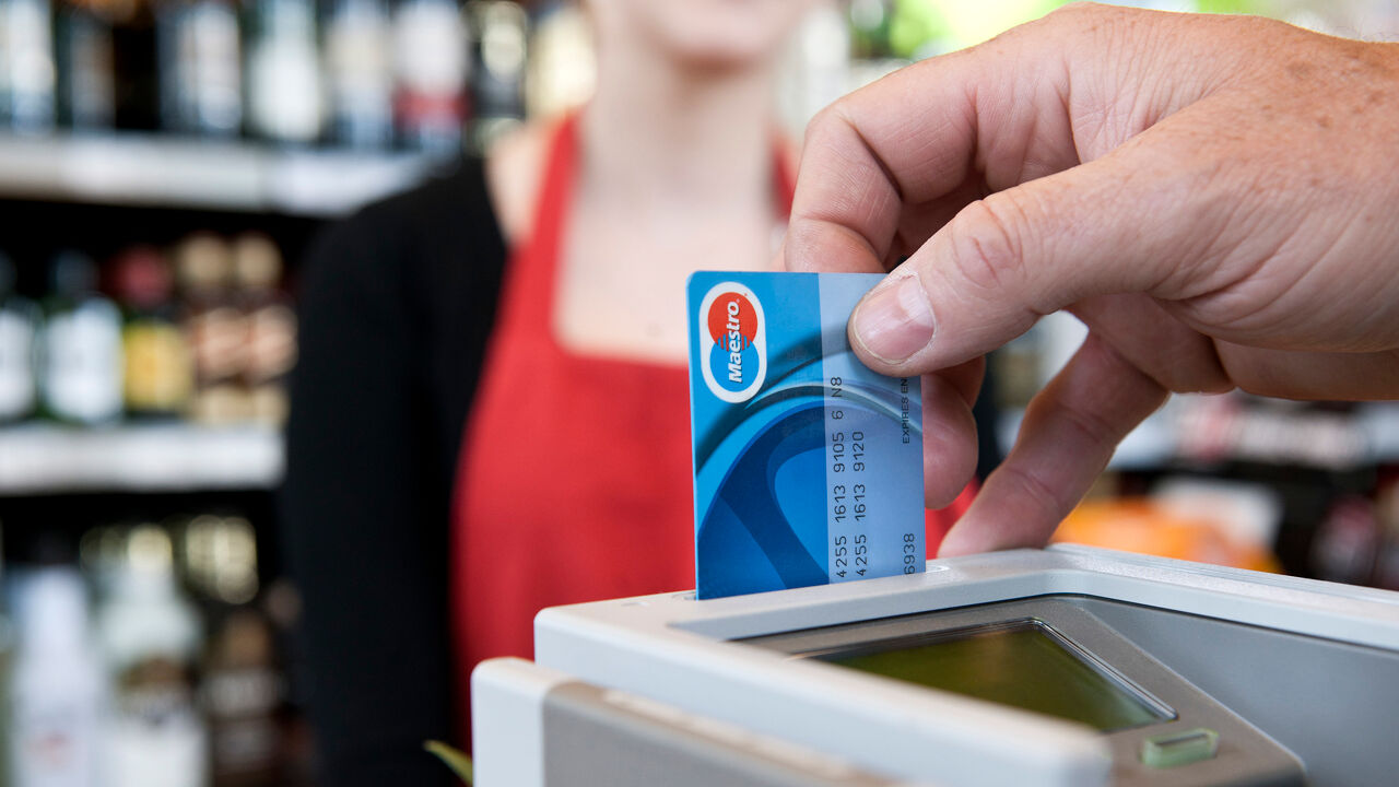 Maestro-bankkaart wordt vanaf 1 juli Debit Mastercard: "Universeler ...