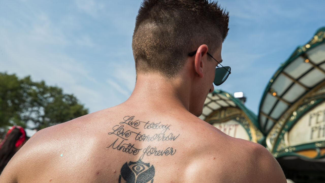 Tomorrowland: Hunderte lassen sich Tattoo stechen, Dimitri Vegas & Like ...