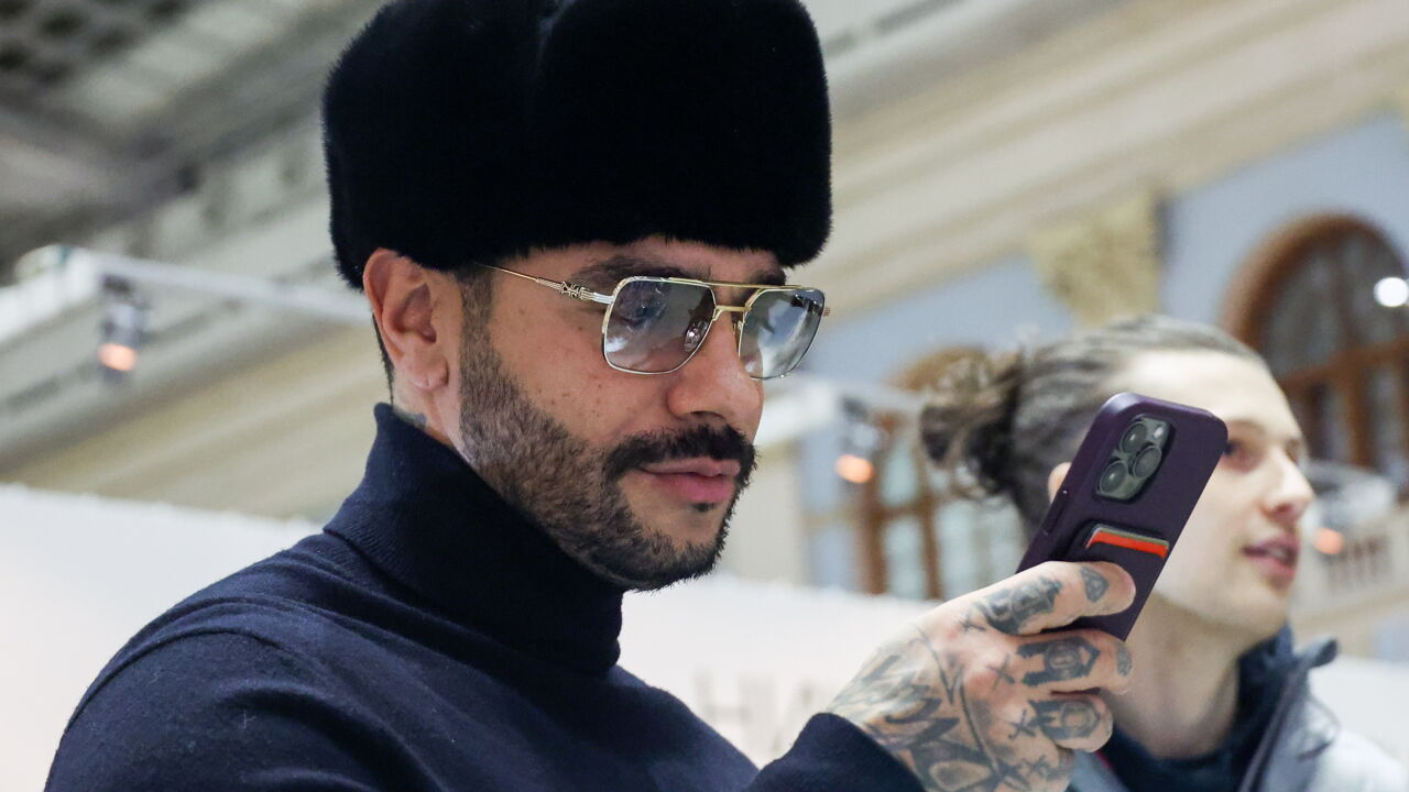 Rapper Timati neemt filialen van Starbucks in Rusland over: wie is deze ...