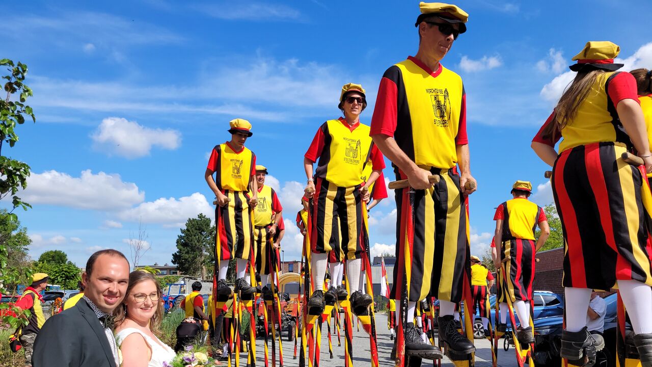 Twee Steltenlopers getrouwd door trompetspeler van de fanfare van de ...