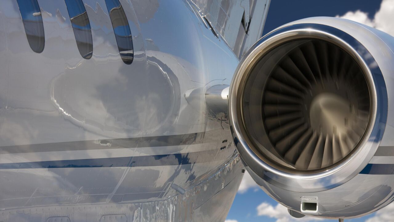 Amerikaanse man probeert motoren vliegtuig stil te leggen, maar hoe ...