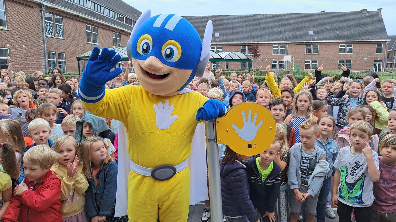 Sensibiliseringsactie "High-Five" in Diest beloont kinderen die met de ...