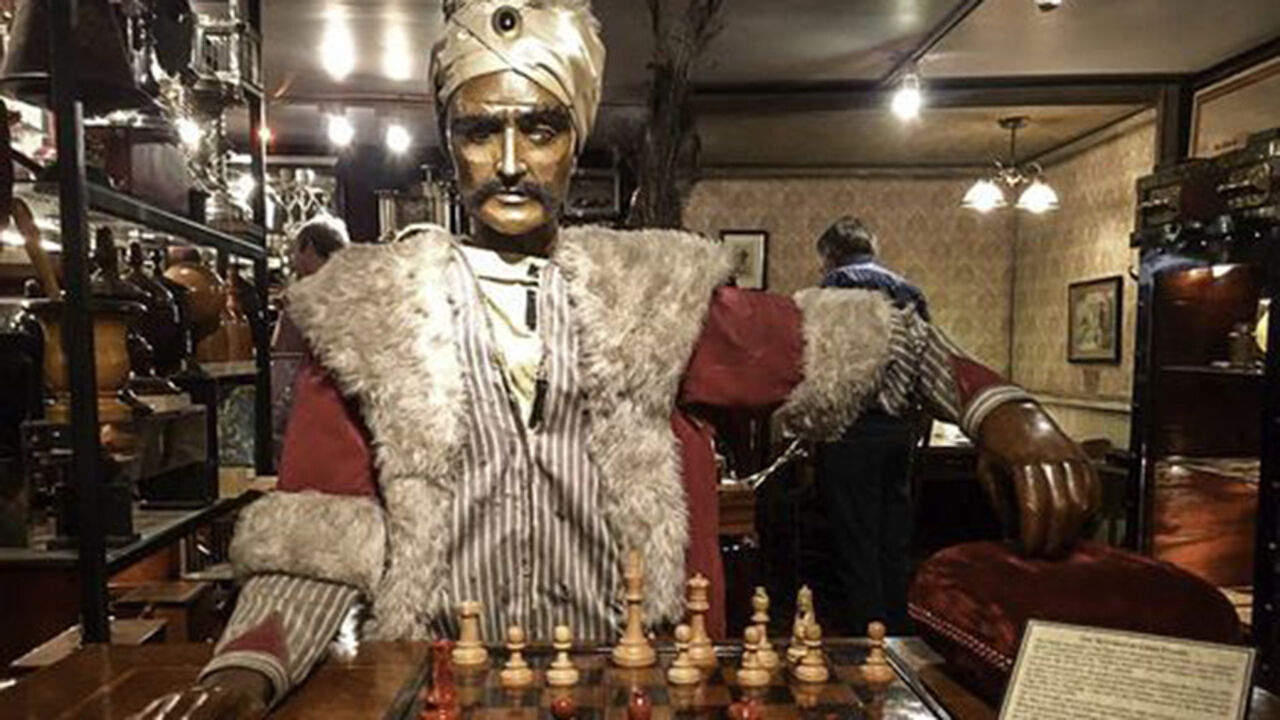 Het verhaal van De Mechanische Turk in het schaken: hoe een apparaat ...