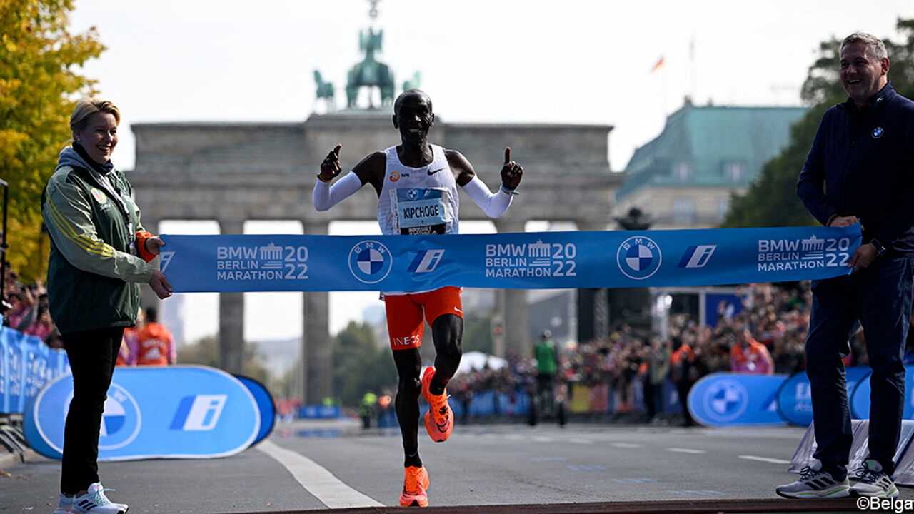 2u01'09": Eliud Kipchoge verbetert wereldrecord op marathon in Berlijn ...