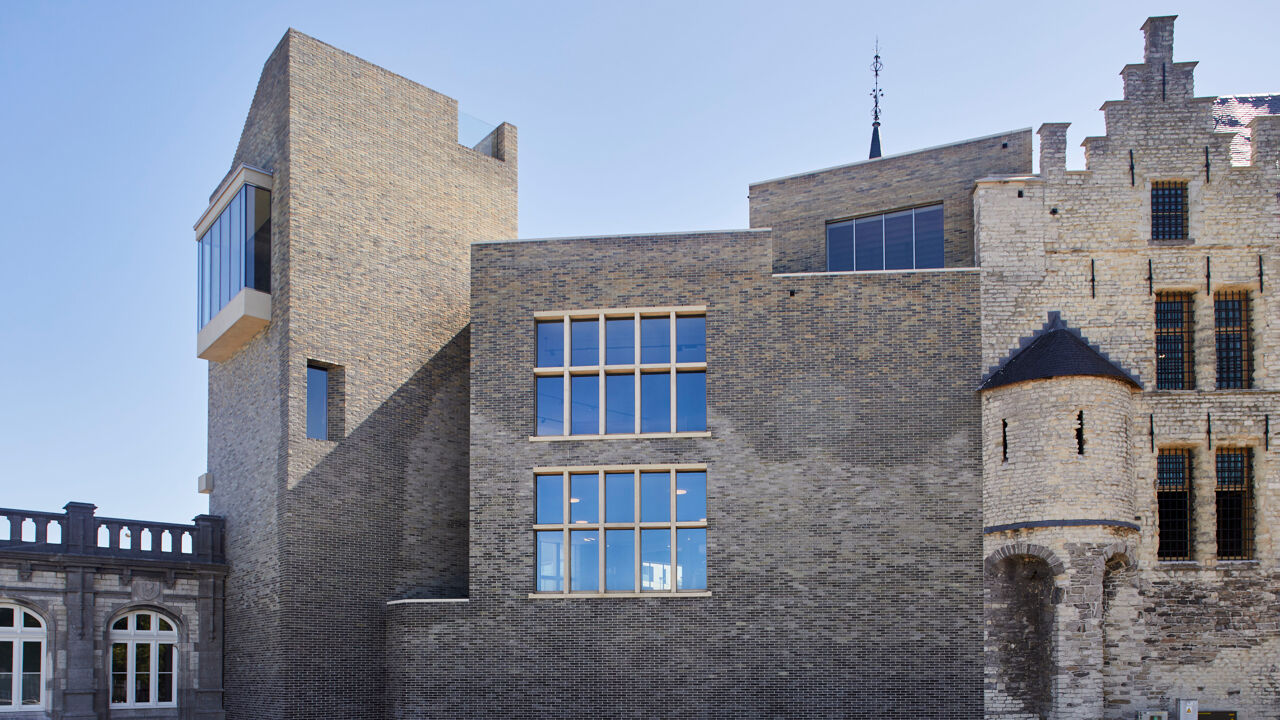 Eerst verguisd als "koterij", nu bekroond: nieuwe aanbouw van het Steen ...